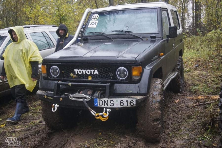 Черный Тойота Ленд Крузер 1988 в Ширвинтос, объемом двигателя 3.00 л и пробегом 401 тыс. км за 11999 €, фото 2 на AUTOMOTO.COM.LV