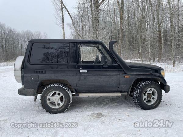 Black Toyota Land Cruiser 1994 in Tallinn, with an engine capacity of 2.40 L and mileage of 232 thousand km for 13900 €, photo 5 on AUTOMOTO.COM.LV