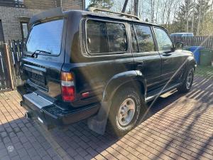 Melns Toyota Land Cruiser 1995 Viļņa, ar dzinēja tilpumu 4.50 L un nobraukumu 335 tūkst. km par 14400 €, foto  vietnē AUTOMOTO.COM.LV