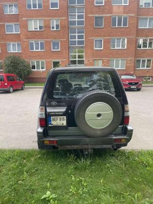 Black Toyota Land Cruiser 1999 in Ukmerge, with an engine capacity of 2.98 L and mileage of 261 thousand km for 3500 €, photo  on AUTOMOTO.COM.LV