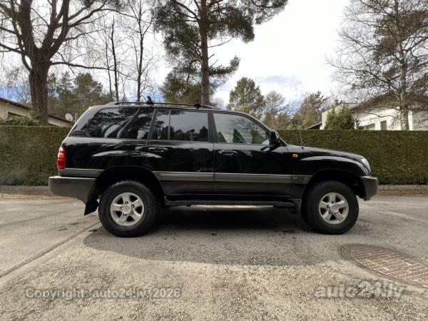 Melns Toyota Land Cruiser 2002 Tallina, ar dzinēja tilpumu 4.70 L un nobraukumu 175 tūkst. km par 15000 €, foto 5 vietnē AUTOMOTO.COM.LV