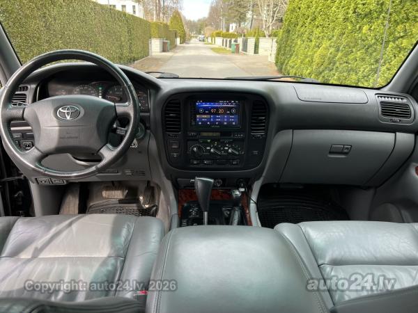 Melns Toyota Land Cruiser 2002 Tallina, ar dzinēja tilpumu 4.70 L un nobraukumu 175 tūkst. km par 15000 €, foto 7 vietnē AUTOMOTO.COM.LV