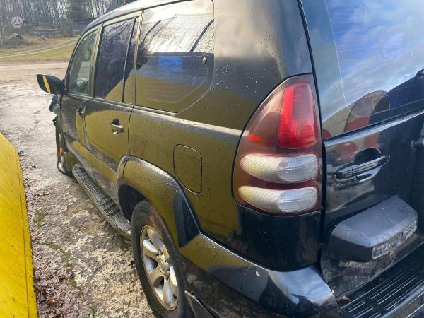 Black Toyota Land Cruiser 2003 in Taurage, with an engine capacity of 2.98 L and mileage of 337 thousand km for 5300 €, photo 3 on AUTOMOTO.COM.LV