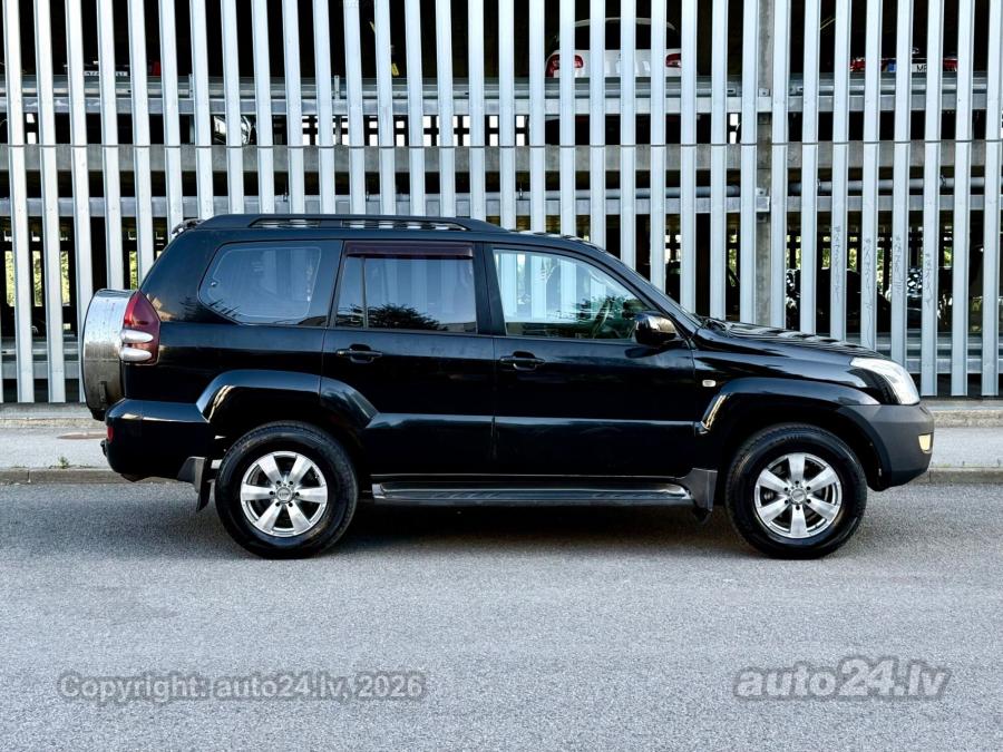 Melns Toyota Land Cruiser 2003 Tallina, ar dzinēja tilpumu 3.00 L un nobraukumu 270 tūkst. km par 6999 €, foto 4 vietnē AUTOMOTO.COM.LV