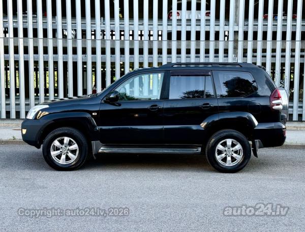 Melns Toyota Land Cruiser 2003 Tallina, ar dzinēja tilpumu 3.00 L un nobraukumu 270 tūkst. km par 6999 €, foto 4 vietnē AUTOMOTO.COM.LV