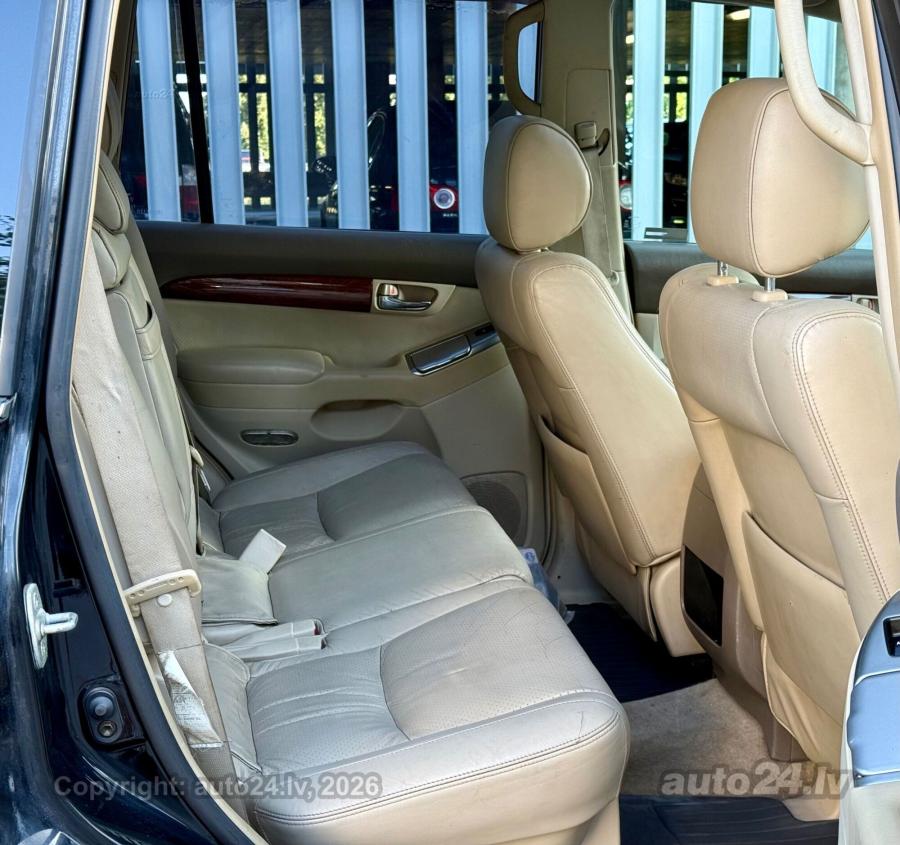 Melns Toyota Land Cruiser 2003 Tallina, ar dzinēja tilpumu 3.00 L un nobraukumu 270 tūkst. km par 6999 €, foto 9 vietnē AUTOMOTO.COM.LV