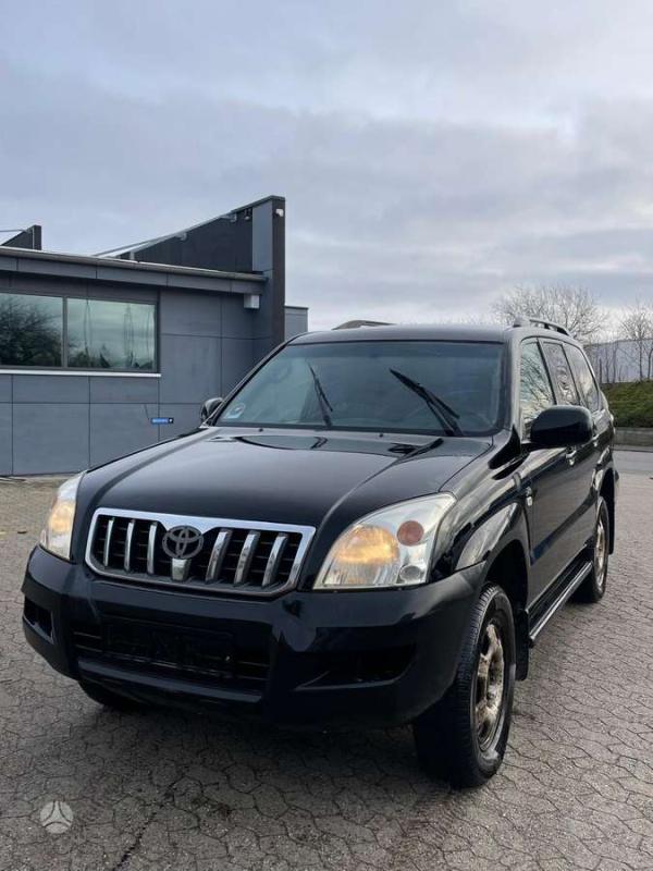 Black Toyota Land Cruiser 2004 in Panevezys, with an engine capacity of 2.98 L and mileage of 600 thousand km for 5500 €, photo 2 on AUTOMOTO.COM.LV