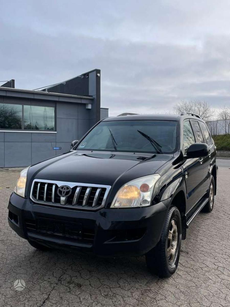 Black Toyota Land Cruiser 2004 in Panevezys, with an engine capacity of 2.98 L and mileage of 600 thousand km for 5500 €, photo 2 on AUTOMOTO.COM.LV