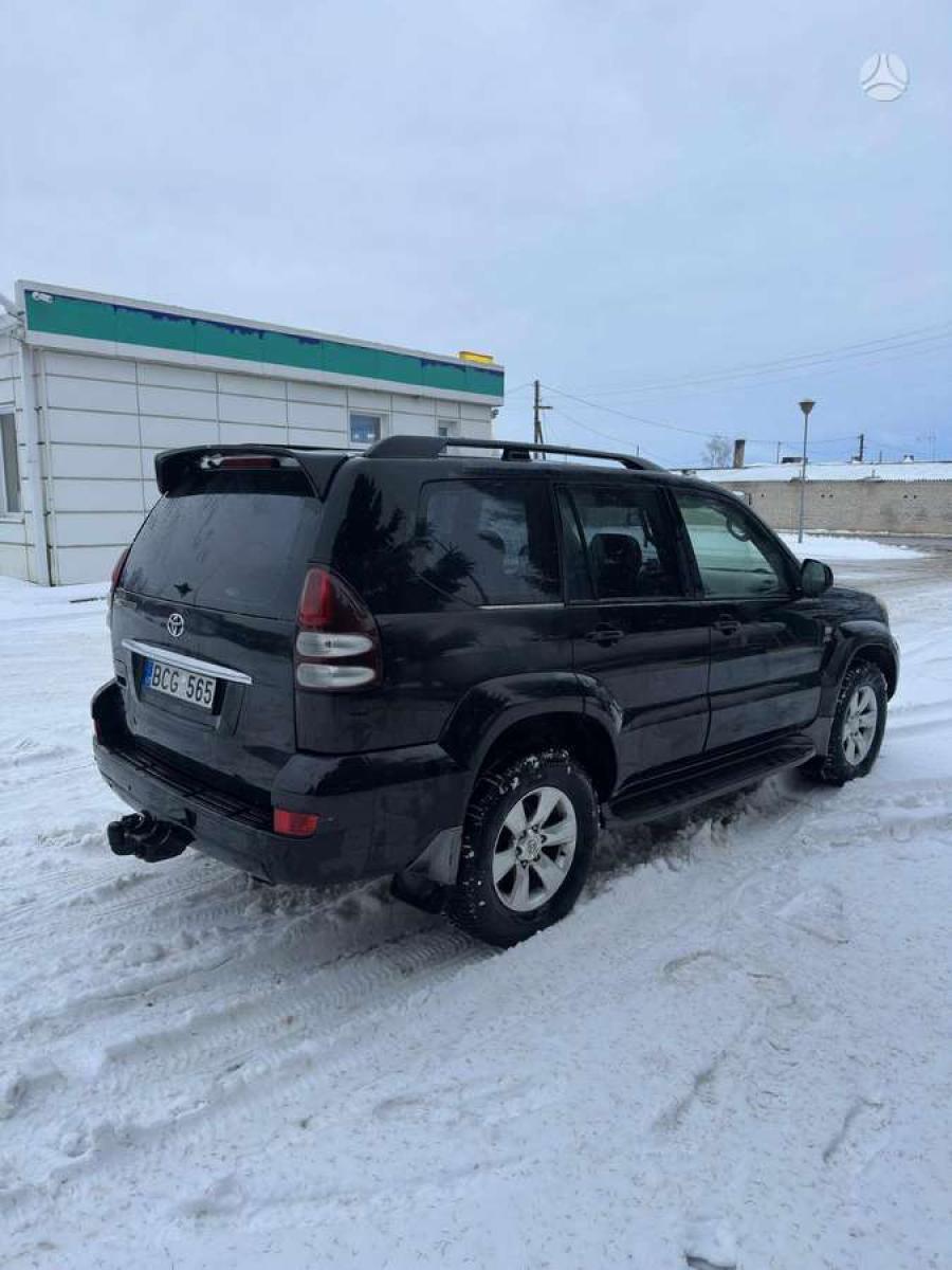 Black Toyota Land Cruiser 2005 in Sakiai, with an engine capacity of 2.98 L and mileage of 535 thousand km for 6000 €, photo 4 on AUTOMOTO.COM.LV