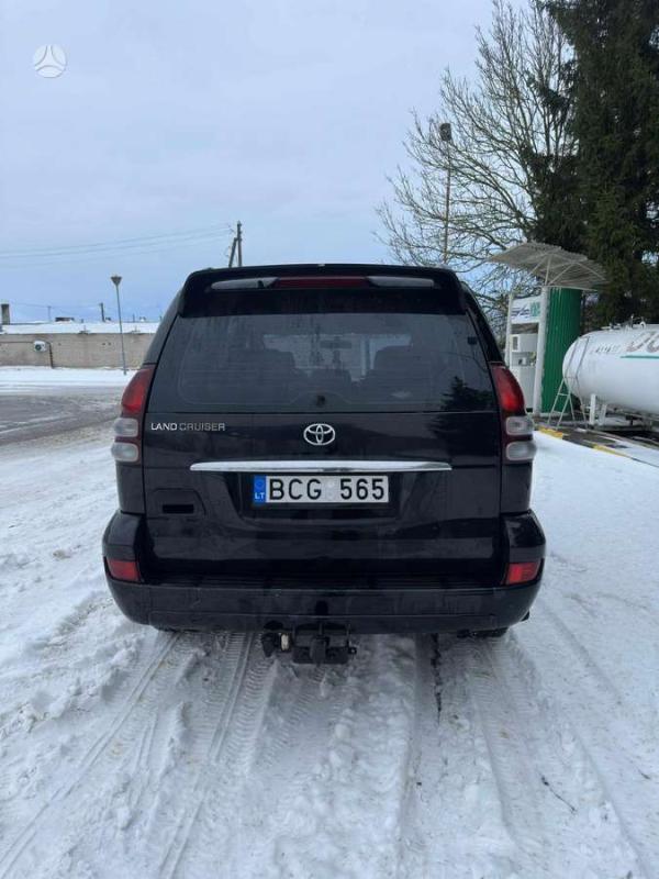 Black Toyota Land Cruiser 2005 in Sakiai, with an engine capacity of 2.98 L and mileage of 535 thousand km for 6000 €, photo 5 on AUTOMOTO.COM.LV