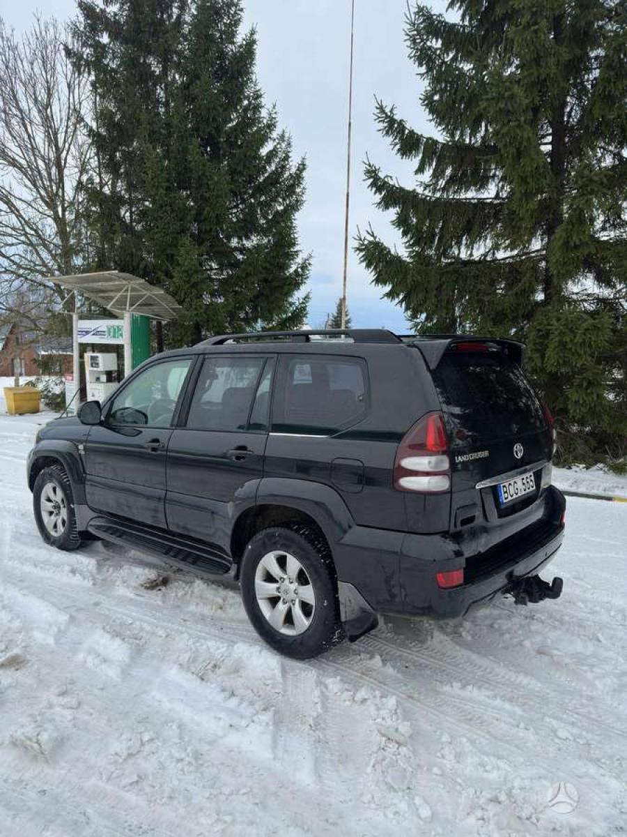 Black Toyota Land Cruiser 2005 in Sakiai, with an engine capacity of 2.98 L and mileage of 535 thousand km for 6000 €, photo 6 on AUTOMOTO.COM.LV