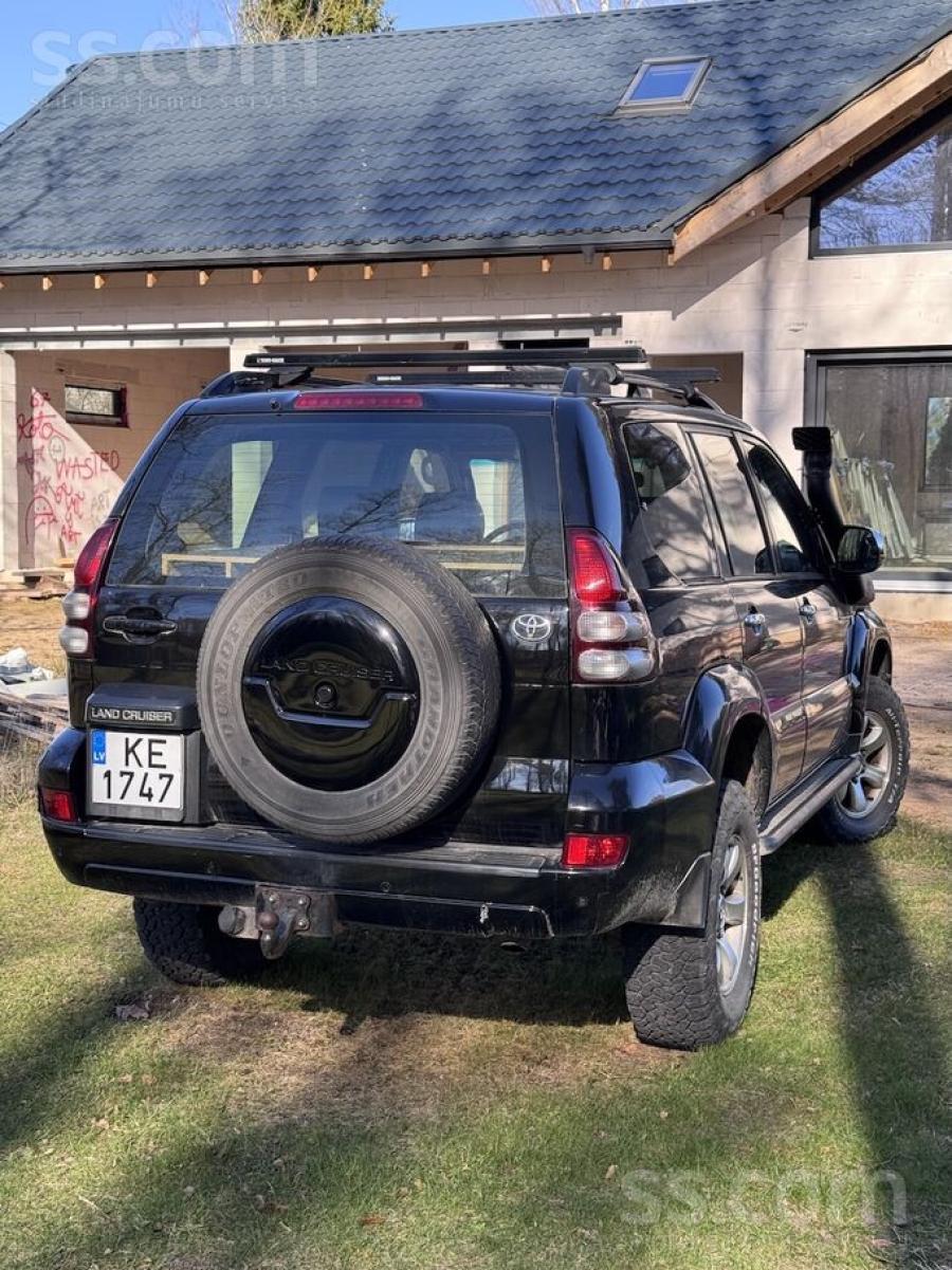 Melns Toyota Land Cruiser 2005 Rīga, ar dzinēja tilpumu 3.00 L un nobraukumu 365 tūkst. km par 10900 €, foto 3 vietnē AUTOMOTO.COM.LV