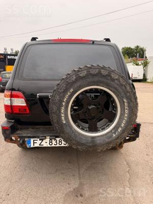 Melns Toyota Land Cruiser 2005 Rīga, ar dzinēja tilpumu 4.20 L un nobraukumu 376 tūkst. km par 18990 €, foto 4 vietnē AUTOMOTO.COM.LV
