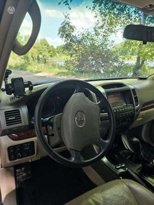 Black Toyota Land Cruiser 2005 in Vilnius, with an engine capacity of 2.98 L and mileage of 405 thousand km for 10500 €, photo 13 on AUTOMOTO.COM.LV