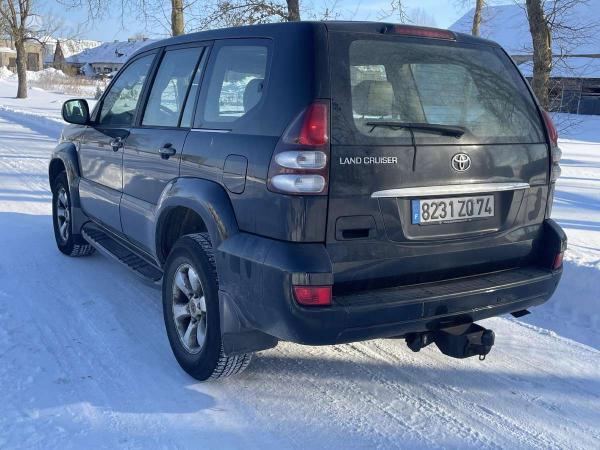 Black Toyota Land Cruiser 2006 in Panevezys, with an engine capacity of 2.98 L and mileage of 375 thousand km for 10350 €, photo 4 on AUTOMOTO.COM.LV