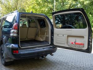 Black Toyota Land Cruiser 2006 in Liepaja, with an engine capacity of 3.00 L and mileage of 440 thousand km for 8000 €, photo 8 on AUTOMOTO.COM.LV