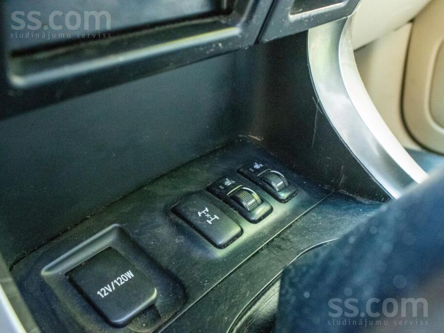 Black Toyota Land Cruiser 2006 in Liepaja, with an engine capacity of 3.00 L and mileage of 440 thousand km for 8000 €, photo 12 on AUTOMOTO.COM.LV