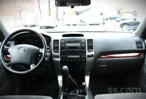 Melns Toyota Land Cruiser 2006 Rēzekne, ar dzinēja tilpumu 3.00 L un nobraukumu 371 tūkst. km par 7995 €, foto 6 vietnē AUTOMOTO.COM.LV