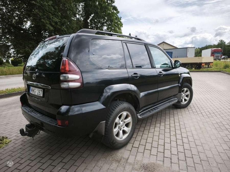 Black Toyota Land Cruiser 2006 in Utena, with an engine capacity of 3.00 L and mileage of 450 thousand km for 5900 €, photo 3 on AUTOMOTO.COM.LV