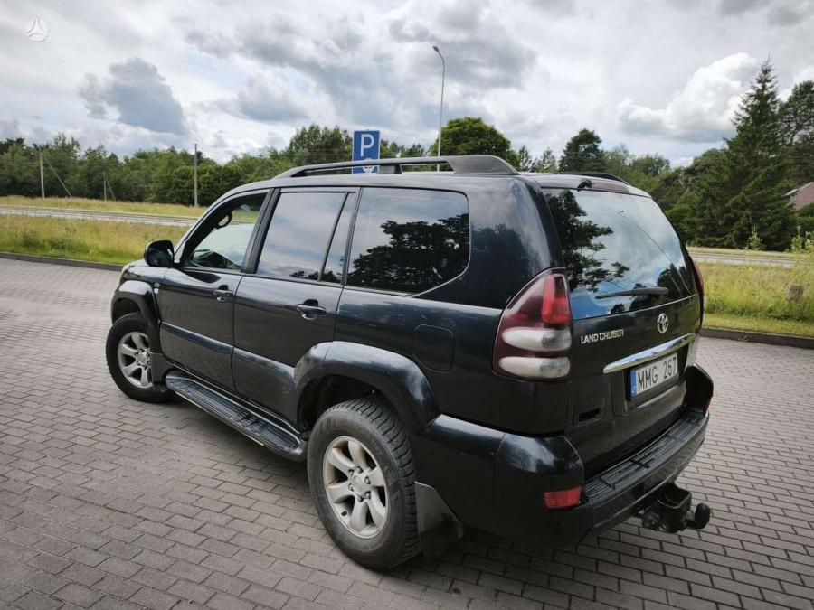 Black Toyota Land Cruiser 2006 in Utena, with an engine capacity of 3.00 L and mileage of 450 thousand km for 5900 €, photo 4 on AUTOMOTO.COM.LV