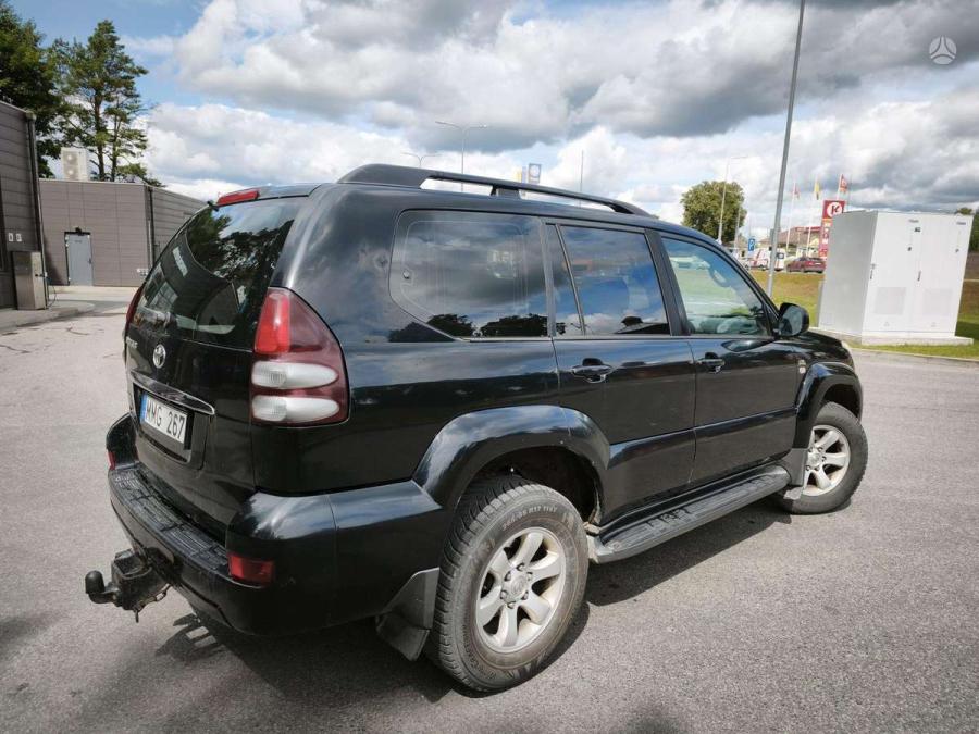 Black Toyota Land Cruiser 2006 in Utena, with an engine capacity of 3.00 L and mileage of 450 thousand km for 5900 €, photo 5 on AUTOMOTO.COM.LV