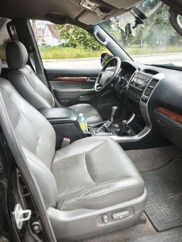 Black Toyota Land Cruiser 2006 in Utena, with an engine capacity of 3.00 L and mileage of 450 thousand km for 5900 €, photo 5 on AUTOMOTO.COM.LV