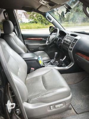Black Toyota Land Cruiser 2006 in Utena, with an engine capacity of 3.00 L and mileage of 450 thousand km for 5900 €, photo 6 on AUTOMOTO.COM.LV
