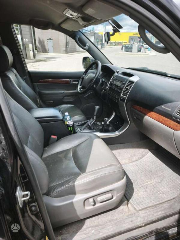 Black Toyota Land Cruiser 2006 in Utena, with an engine capacity of 3.00 L and mileage of 450 thousand km for 5900 €, photo 6 on AUTOMOTO.COM.LV