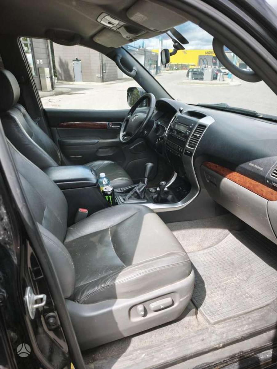 Black Toyota Land Cruiser 2006 in Utena, with an engine capacity of 3.00 L and mileage of 450 thousand km for 5900 €, photo 7 on AUTOMOTO.COM.LV