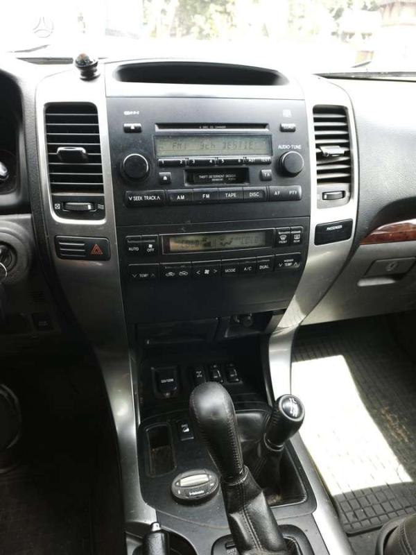 Black Toyota Land Cruiser 2006 in Utena, with an engine capacity of 3.00 L and mileage of 450 thousand km for 5900 €, photo 7 on AUTOMOTO.COM.LV
