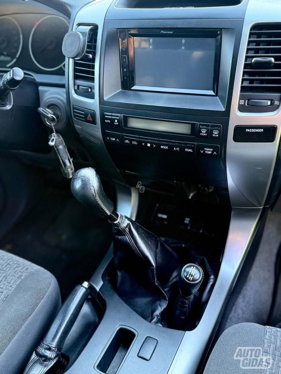 Black Toyota Land Cruiser 2006 in Silute, with an engine capacity of 3.00 L and mileage of 314 thousand km for 7800 €, photo 19 on AUTOMOTO.COM.LV