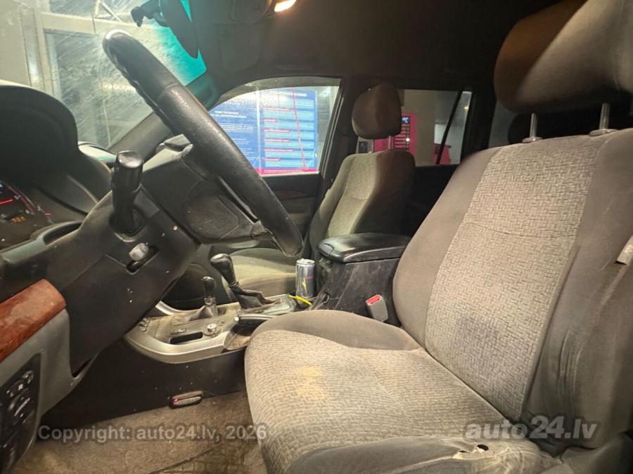 Black Toyota Land Cruiser 2007 in Rapla, with an engine capacity of 3.00 L and mileage of 589 thousand km for 6500 €, photo 8 on AUTOMOTO.COM.LV