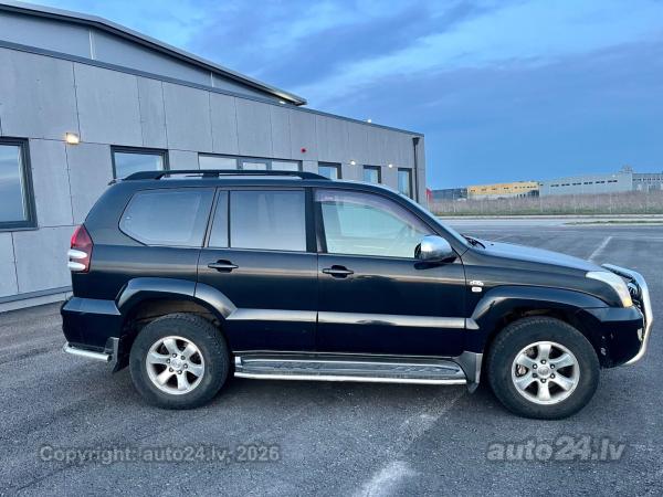 Melns Toyota Land Cruiser 2007 Tallina, ar dzinēja tilpumu 3.00 L un nobraukumu 0 tūkst. km par 9900 €, foto 3 vietnē AUTOMOTO.COM.LV