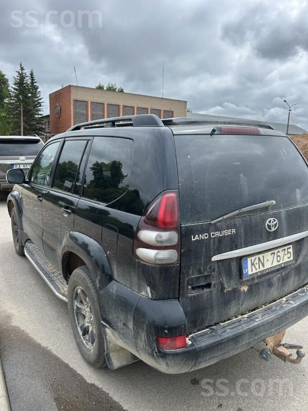 Black Toyota Land Cruiser 2007 in Jekabpils, with an engine capacity of 3.00 L and mileage of 472 thousand km for 7500 €, photo 3 on AUTOMOTO.COM.LV