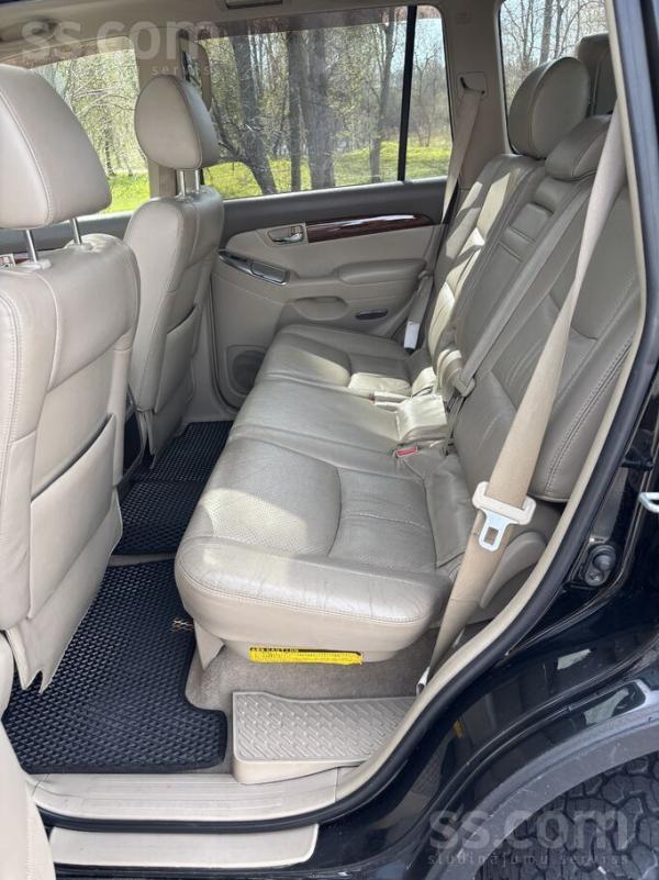 Black Toyota Land Cruiser 2007 in Saldus, with an engine capacity of 3.00 L and mileage of 290 thousand km for 12500 €, photo 9 on AUTOMOTO.COM.LV