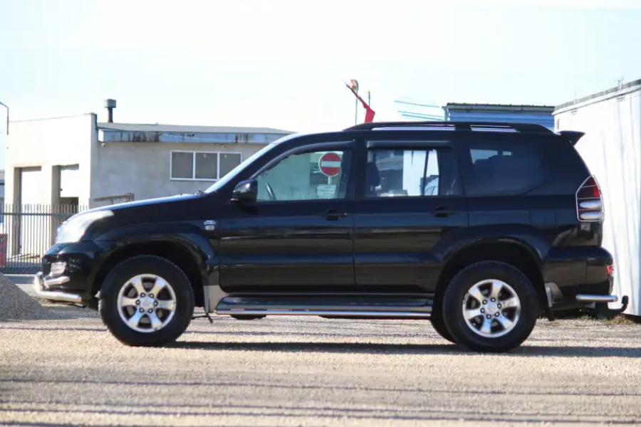 Black Toyota Land Cruiser 2007 in Riga, with an engine capacity of 3.00 L and mileage of 281 thousand km for 9990 €, photo 4 on AUTOMOTO.COM.LV