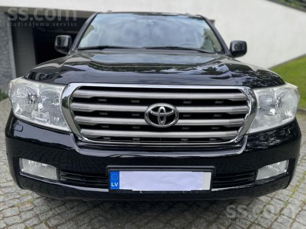 Black Toyota Land Cruiser 2008 in Riga, with an engine capacity of 4.50 L and mileage of 243 thousand km for 19900 €, photo 1 on AUTOMOTO.COM.LV