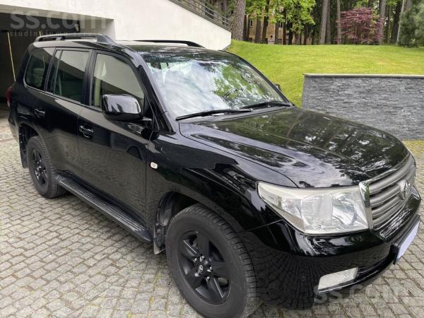 Black Toyota Land Cruiser 2008 in Riga, with an engine capacity of 4.50 L and mileage of 243 thousand km for 19900 €, photo 8 on AUTOMOTO.COM.LV