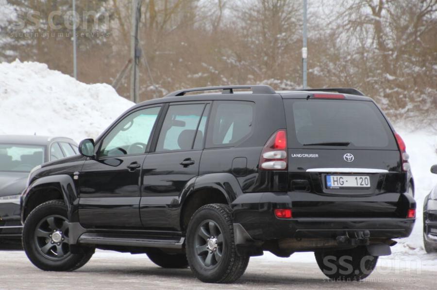 Black Toyota Land Cruiser 2008 in Tukums, with an engine capacity of 3.00 L and mileage of 157 thousand km for 14900 €, photo 3 on AUTOMOTO.COM.LV