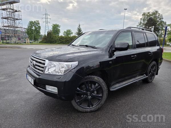 Black Toyota Land Cruiser 2008 in Riga, with an engine capacity of 4.50 L and mileage of 330 thousand km for 21000 €, photo 1 on AUTOMOTO.COM.LV