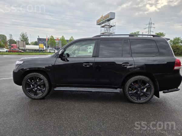 Black Toyota Land Cruiser 2008 in Riga, with an engine capacity of 4.50 L and mileage of 330 thousand km for 21000 €, photo 2 on AUTOMOTO.COM.LV