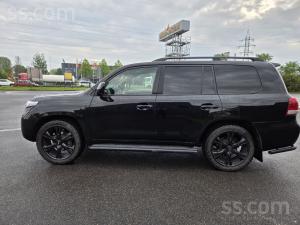 Black Toyota Land Cruiser 2008 in Riga, with an engine capacity of 4.50 L and mileage of 330 thousand km for 21000 €, photo 3 on AUTOMOTO.COM.LV