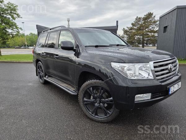 Black Toyota Land Cruiser 2008 in Riga, with an engine capacity of 4.50 L and mileage of 330 thousand km for 21000 €, photo 5 on AUTOMOTO.COM.LV