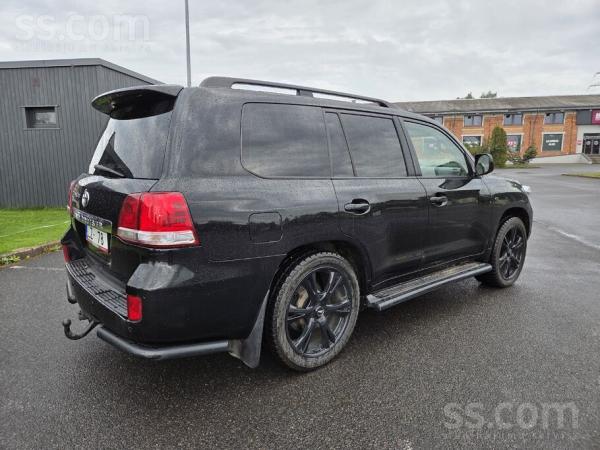 Black Toyota Land Cruiser 2008 in Riga, with an engine capacity of 4.50 L and mileage of 330 thousand km for 21000 €, photo 6 on AUTOMOTO.COM.LV