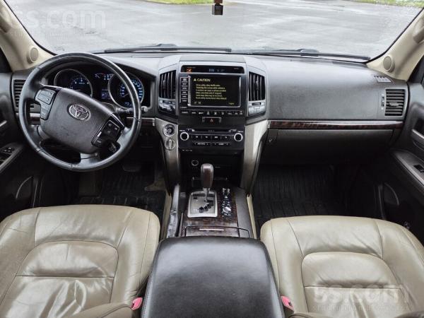 Black Toyota Land Cruiser 2008 in Riga, with an engine capacity of 4.50 L and mileage of 330 thousand km for 21000 €, photo 7 on AUTOMOTO.COM.LV