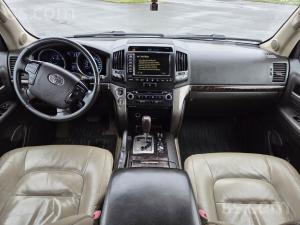 Black Toyota Land Cruiser 2008 in Riga, with an engine capacity of 4.50 L and mileage of 330 thousand km for 21000 €, photo 8 on AUTOMOTO.COM.LV