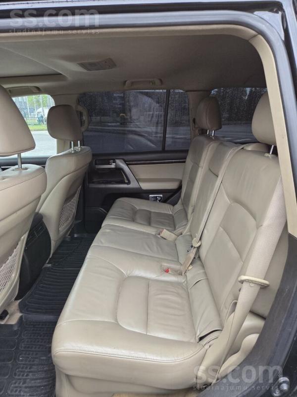 Black Toyota Land Cruiser 2008 in Riga, with an engine capacity of 4.50 L and mileage of 330 thousand km for 21000 €, photo 8 on AUTOMOTO.COM.LV