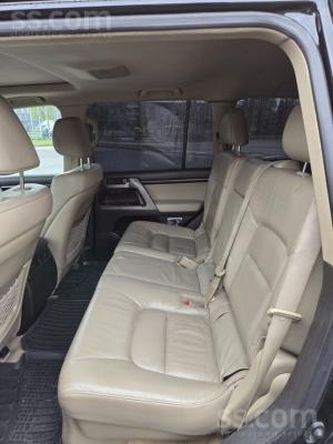 Black Toyota Land Cruiser 2008 in Riga, with an engine capacity of 4.50 L and mileage of 330 thousand km for 21000 €, photo 9 on AUTOMOTO.COM.LV