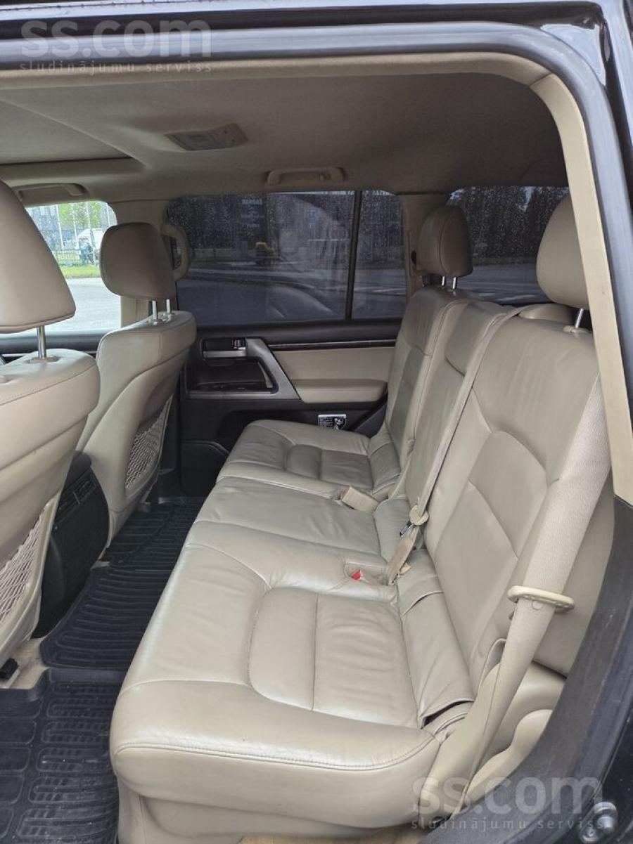 Black Toyota Land Cruiser 2008 in Riga, with an engine capacity of 4.50 L and mileage of 330 thousand km for 21000 €, photo 9 on AUTOMOTO.COM.LV