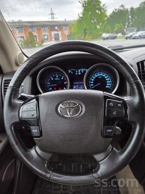 Black Toyota Land Cruiser 2008 in Riga, with an engine capacity of 4.50 L and mileage of 330 thousand km for 21000 €, photo 10 on AUTOMOTO.COM.LV